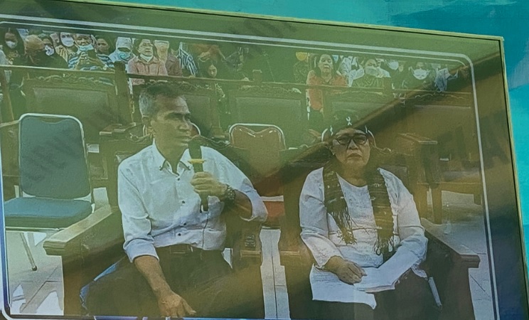 Ferdi Sambo Tundukkan Pandangan Saat Ibunda dan Ayahanda Brigadir J ...
