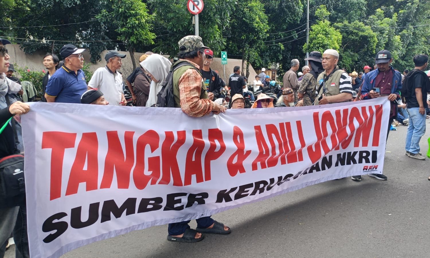 Dari Jalanan ke Gedung KPK – Simbol Seruan Menyeret Jokowi dan ...