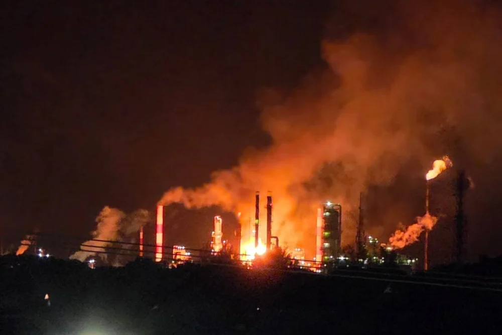 Kilang Dumai Terbakar, Tim Pemadam Fokus Tangani Salah Satu Unit ...